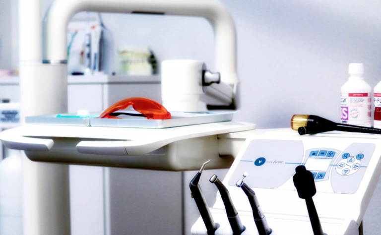 PMTCについて歯科衛生士が徹底解説丨 歯のクリーニングだけでは不十分？PMTCの効果や施術の流れを解説｜ムクノキ歯科